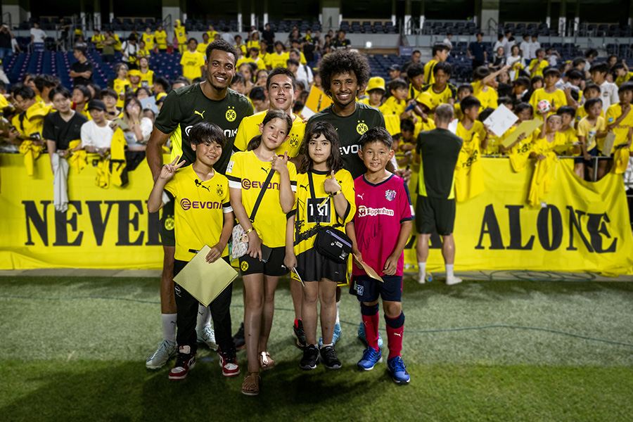Schülerinnen der DSTY interviewen BVB-Spieler – Deutsche Schule Tokyo ...
