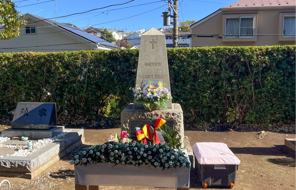 Kranzniederlegung zu Ehren deutscher Soldaten – Deutsche Schule Tokyo ...